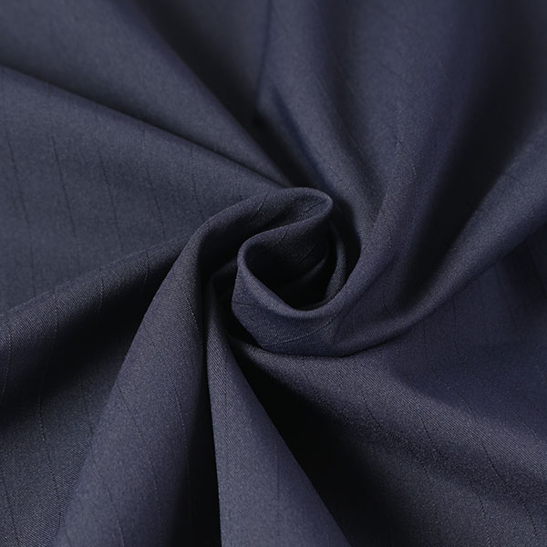 ◆商品説明◆ カラー：濃紺 巾：150cm 商品説明：厚さ：やや薄手・ポリエステルオックス（平織）はふくらみ感があり、繊細な反発感のあるソフトな風合いしっかりした素材です。シャツ、ワンピース、スカート、パンツ、などやお手入れも簡単でしわにな...