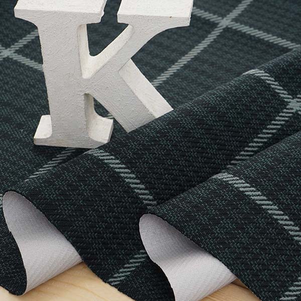 ◆商品説明◆ カラー：緑 巾：132cm 商品説明：厚さ：やや肉厚・ポリエステル先染チェックは裏をポリウレタンでボンディングされ、ハリが出てややハード風合いのしっかりした素材です。コーティングによる防汚効果もあります。ブルゾン、パーカー、ジ...