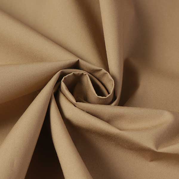 ◆商品説明◆ カラー：ベージュ 巾：150cm 商品説明：厚さ：やや薄手・コーマー（細くて綺麗なコットン糸）の控えめな光沢があり超高密度に織られた平ダンプです。ハリコシがあり、シャキッとしたややハード風合いの素材です。ブルゾン、ジャケット、...