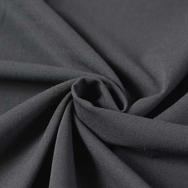 ◆商品説明◆ カラー：黒 巾：140cm 商品説明：厚さ：普通・ポリエステルポプリン（平織）はバルキー糸使用でやや伸縮性とふくらみ感があり、サラッとして落ち感のある素材です。パンツ、スカート、ワンピース、ブルゾンなどやお手入れも簡単でしわに...