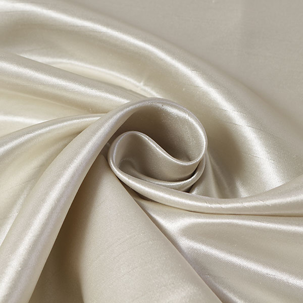 ◆商品説明◆ カラー：シルバーグレー 巾：110cm 商品説明：厚さ：やや薄手・ポリエステルサテンは艶やかな光沢があり、滑らかなソフト風合いで、綺麗な落ち感のある素材です。ブラウス、シャツ、ワンピース、スカート、舞台衣装などポーチやバッグな...