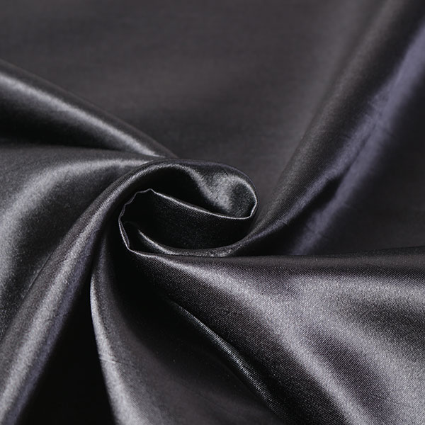◆商品説明◆ カラー：黒 巾：110cm 商品説明：厚さ：やや薄手・ポリエステルサテンは艶やかな光沢があり、滑らかなソフト風合いで、綺麗な落ち感のある素材です。ブラウス、シャツ、ワンピース、スカート、舞台衣装などポーチやバッグなどにも。お手...