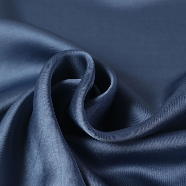 ◆商品説明◆ カラー：ブルー 巾：135cm 商品説明：厚さ：やや薄手・ポリエステルサテンは艶やかな光沢があり、滑らかなソフト風合いで、綺麗な落ち感のある素材です。ブラウス、シャツ、ワンピース、スカート、舞台衣装などポーチやバッグなどにも。...