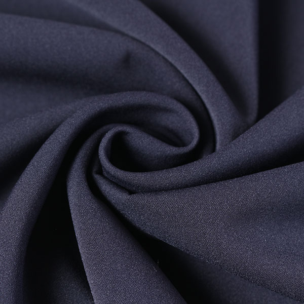 ◆商品説明◆ カラー：紺 巾：153cm 商品説明：厚さ：普通・ポリエステルツイル（綾織り）はコンパクト（目が詰まった）に織られ、控えめな光沢があり綺麗な表面感で、しっかりして、ソフトな風合いで落ち感のある素材です。パンツb、スカート、ブル...
