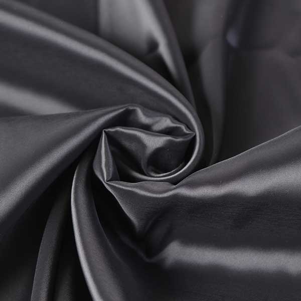 ◆商品説明◆ カラー：黒 巾：122cm 商品説明：厚さ：やや薄手・ポリエステルツイル（綾織り）の光沢のある裏地です。 混用率：ポリエステル100% 伸縮性：無し ◆ご注意ください◆ 国内外のテキスタイルメーカー、テキスタイルコンバーターの...
