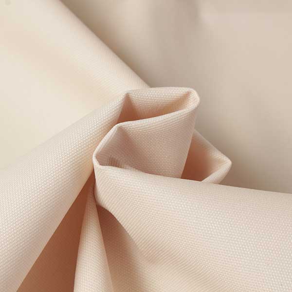 ◆商品説明◆ カラー：ベージュ 巾：130cm 商品説明：厚さ：やや肉厚・ポリエステルオックス（平織）は超高密度に織られ、コーティングによるハードな風合いで、初期撥水、防汚効果がある素材です。ブルゾン、ポンチョなどや帽子、バッグ、カバーなど...