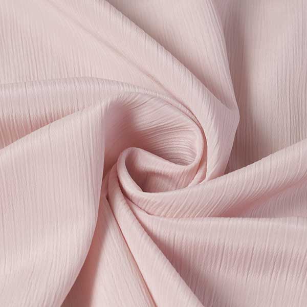 ◆商品説明◆ カラー：ピンク 巾：110cm 商品説明：厚さ：やや薄手・ポリエステルボイル（強撚）でドライ感があり、特殊ヨウリュウ加工で、たて畝のテクスチャー感がありサラッとした素材です。ブラウス、ワンピース、スカートなどに。お手入れも簡単...