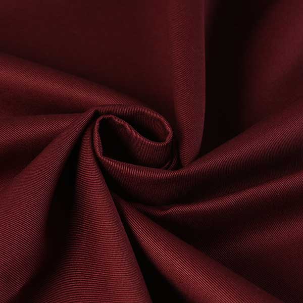 ◆商品説明◆ カラー：エンジ 巾：150cm 商品説明：厚さ：普通・コーマー（細くて綺麗なコットン糸）のツイル（綾織）は光沢があり落ち感があり、しっかりしていますがソフトな風合いの素材です。パンツ、スカート、ワンピース、ブルゾンなどやバッグ...