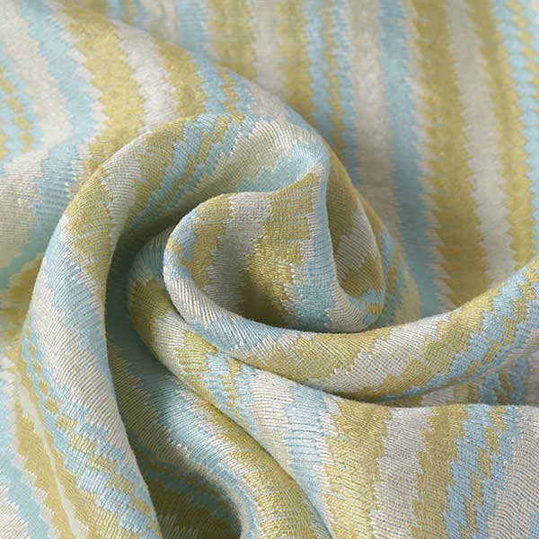 ◆商品説明◆ カラー：青柄 巾：120cm 商品説明：厚さ：普通・ナイロンスパーク糸をたてに、少し太目のポリエステルカラーヤーンをジャガードで変形ストライプに織り上げられた、艶やかな光沢があり、ややキシミ感があり、繊細な反発感のあるサラッと...