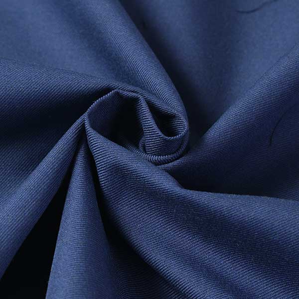 ◆商品説明◆ カラー：青 巾：150cm 商品説明：厚さ：普通・ポリエステルツイル（綾織）はコンパクト（目が詰まった）に織られドライ感があり、適度な落ち感があります。スカート、パンツ、ブルゾン、お手入れも簡単でしわになりにくい素材ですので制...