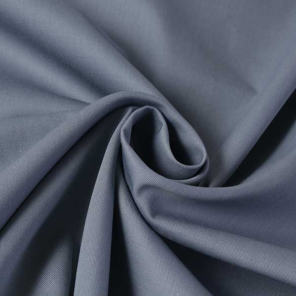 ◆商品説明◆ カラー：グレー 巾：120cm 商品説明：厚さ：やや薄手・ポリエステルコットンツイル（綾織）は綺麗な表面感で、サラッとして適度な落ち感のある素材です。ブラウス、シャツ、ワンピース、スカートなどやポーチやバッグなどにも。 混用率...