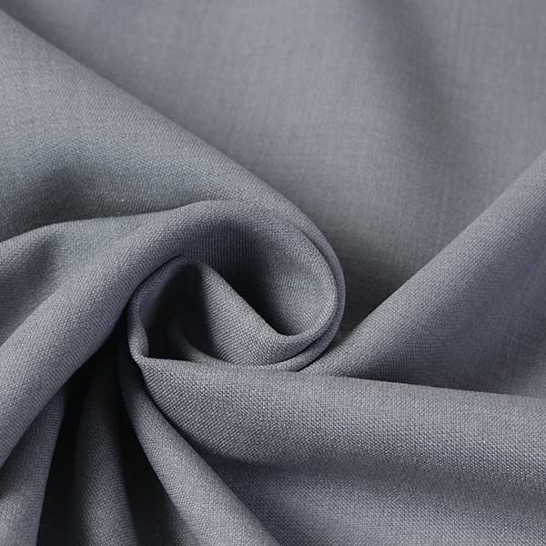 ◆商品説明◆ カラー：くすみブルー 巾：154cm 商品説明：厚さ：普通・ウールポリエステル混紡のドビードスキンは繊細な凹凸のテクスチャー感があり、ドライ感とハリ感があり、適度な落ち感のある素材です。パンツ、ブルゾン、ジャケットなどやバッグ...