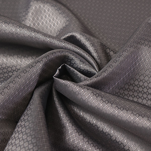 ◆商品説明◆ カラー：グレーひし形柄 巾：122cm 商品説明：厚さ：やや薄手・キュプラジャガードダイヤ柄は艶やかな光沢があり、滑らかな手触りでサラッとした素材です。ブラウス、シャツ、ワンピース、スカートなどや高級裏地やポーチやバッグなどに...