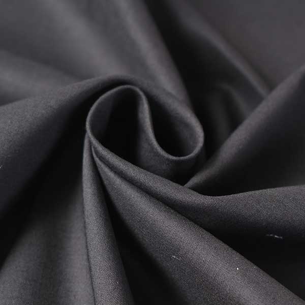 ◆商品説明◆ カラー：黒 巾：110cm 商品説明：厚さ：やや薄手・透け感のあるコットンポプリン（平織）はややハリ感があり、サラッとして涼感のあるソフトな風合いの素材です。シャツ、ブラウス、ワンピースなどやポーチやバッグなどにも。 混用率：...