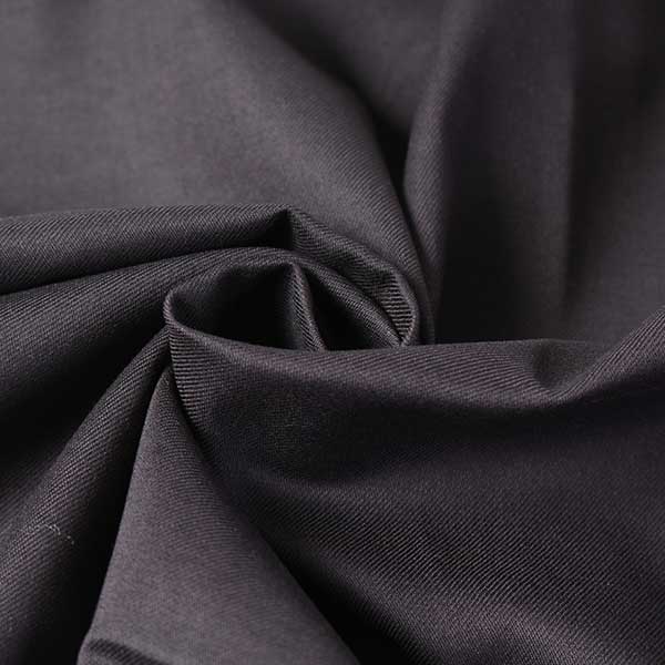 ◆商品説明◆ カラー：黒 巾：150cm 商品説明：厚さ：やや薄手・コットンビエラ（綾織）は控えめな光沢があり、やや甘い織りでふくらみ感があり、サラッとしてソフト風合いの素材です。シャツ、ブラウス、ワンピース、などやポーチやバッグなどにも。...