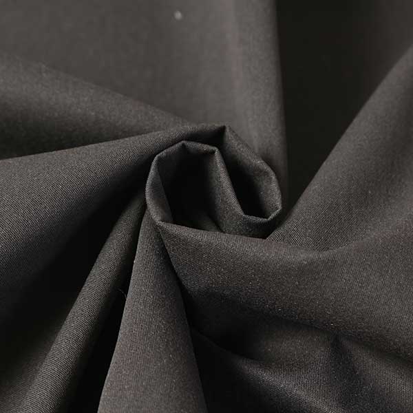 ◆商品説明◆ カラー：黒 巾：140cm 商品説明：厚さ：普通・コットン平織で高密度に織られ、厚くてしっかりした生地ですがコットン特有の柔らかさを持ち、ややハリ感がありサラッとした丈夫な素材です。ブルゾン、ジャケットなどやバッグなどにも。 ...