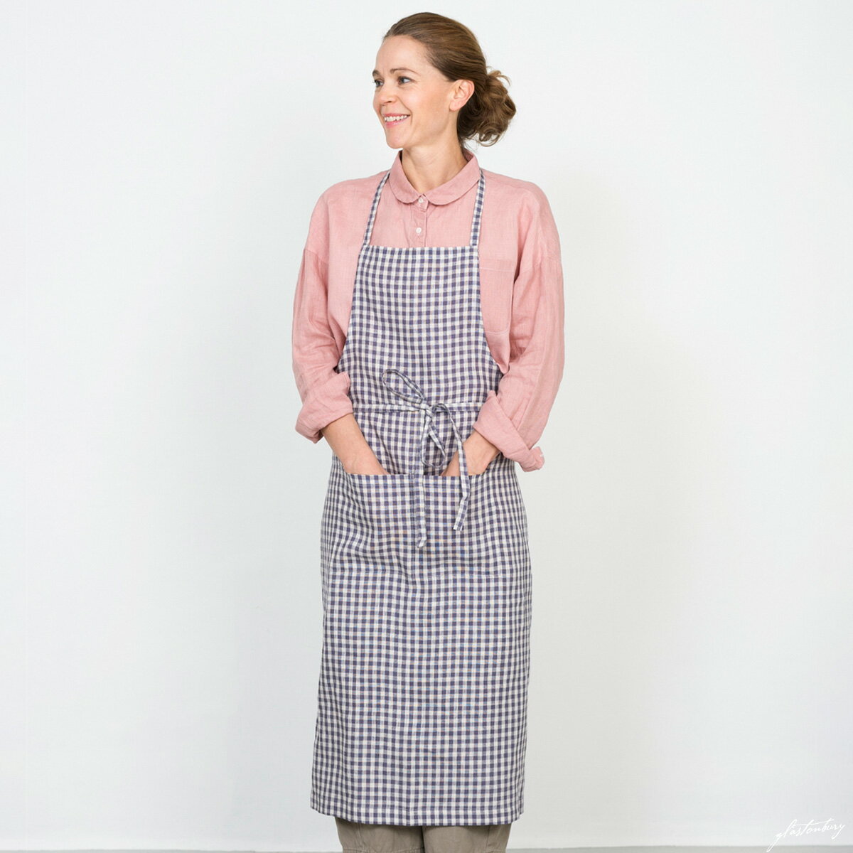 リネンフルエプロン fogの定番、ずっと作り続けているシンプルな形のフルエプロン。 たっぷりとした丈なので全身をカバー。お料理のときの洗い物や炒め物の飛び跳ね汚れからお洋服を守ってくれます。 男性でもお使いいただけるサイズ。普通地を使用して...