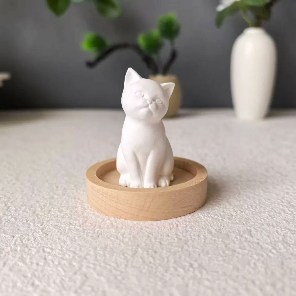 エッフェル塔 その繊細で美しいフォルムは、お部屋に飾るだけで洗練されたパリのアパルトマンのような雰囲気をもたらします。 本体サイズ:3.8×3.8×6.5cm トレーサイズ:直径6.5cm 外箱サイズ:6.9×6.9×7.2cm ネコ リア...