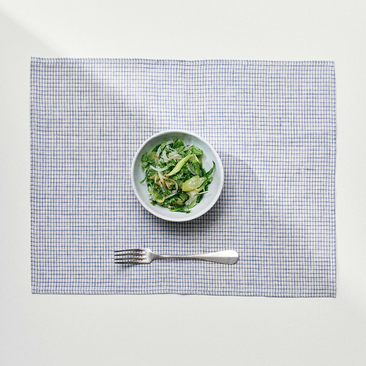 リネンプレイスマット ランチや朝食、おやつの時間、来客時など、気軽につかえるリネンのプレイスマット。 マットを敷くと華やかに、食事もより美味しく見えてきて、一度使うと毎日の食卓に欠かせないものとなりそう。 リネンは天然素材の中でも特に丈夫な...