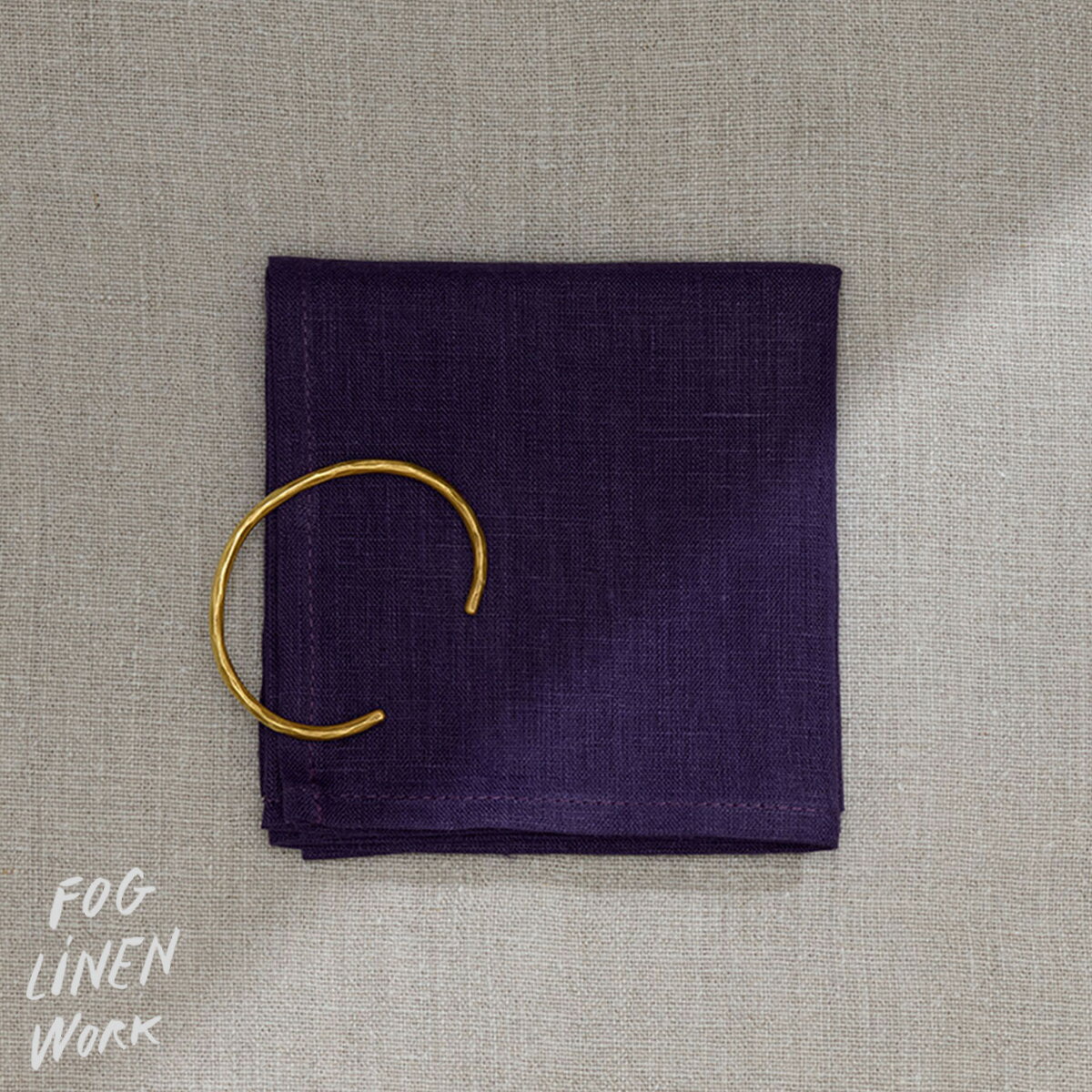 リネンハンカチfogの定番商品、薄手の生地をつかったリネンハンカチ。薄手でかさばらず、速乾性や吸水性に優れているので、しっかりと水分を拭きとってくれ、雑菌をためにくく、 いつも清潔にお使いいただけます。大きめのサイズ感なので、お弁当包みとし...