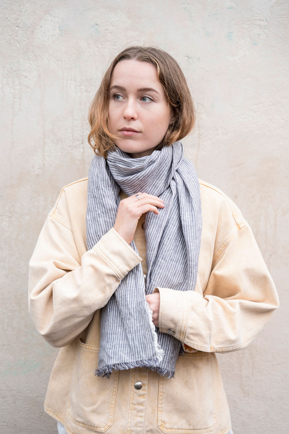 トゥズ　フリンジスカーフ 3辺はフリンジ、1辺は生地のミミを生かした表情豊かなスカーフ。 fogのスカーフの中では1番大きいサイズです。幅が広めなので、膝掛けにしたり、テーブルランナーにしたり、マルチクロスとして使えます。 TUZ FRIN...