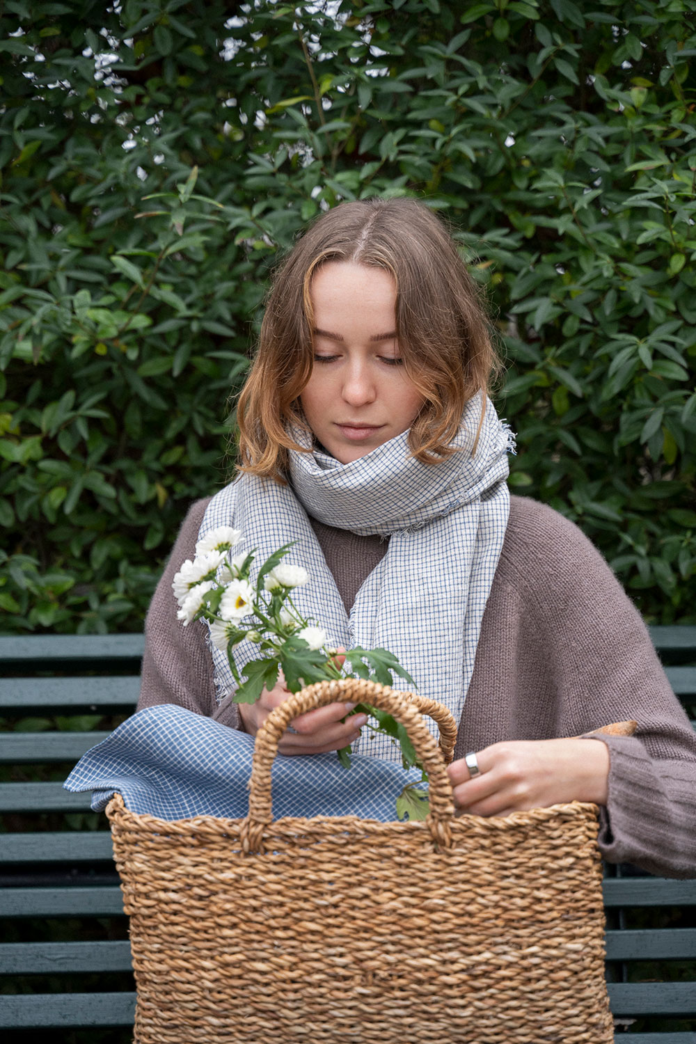 トゥズ　フリンジスカーフ 3辺はフリンジ、1辺は生地のミミを生かした表情豊かなスカーフ。 fogのスカーフの中では1番大きいサイズです。幅が広めなので、膝掛けにしたり、テーブルランナーにしたり、マルチクロスとして使えます。 TUZ FRIN...