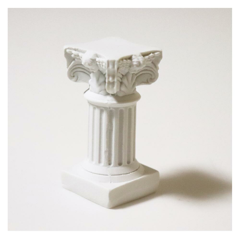 小さな石膏像風レプリカ。柱。 お部屋のインテリアや飾り付けに。精巧で小さくても存在感がある模型です。 写真撮影用の小物としてもおすすめ。 製品寸法：約3.5x3.5x7cm 素材：樹脂