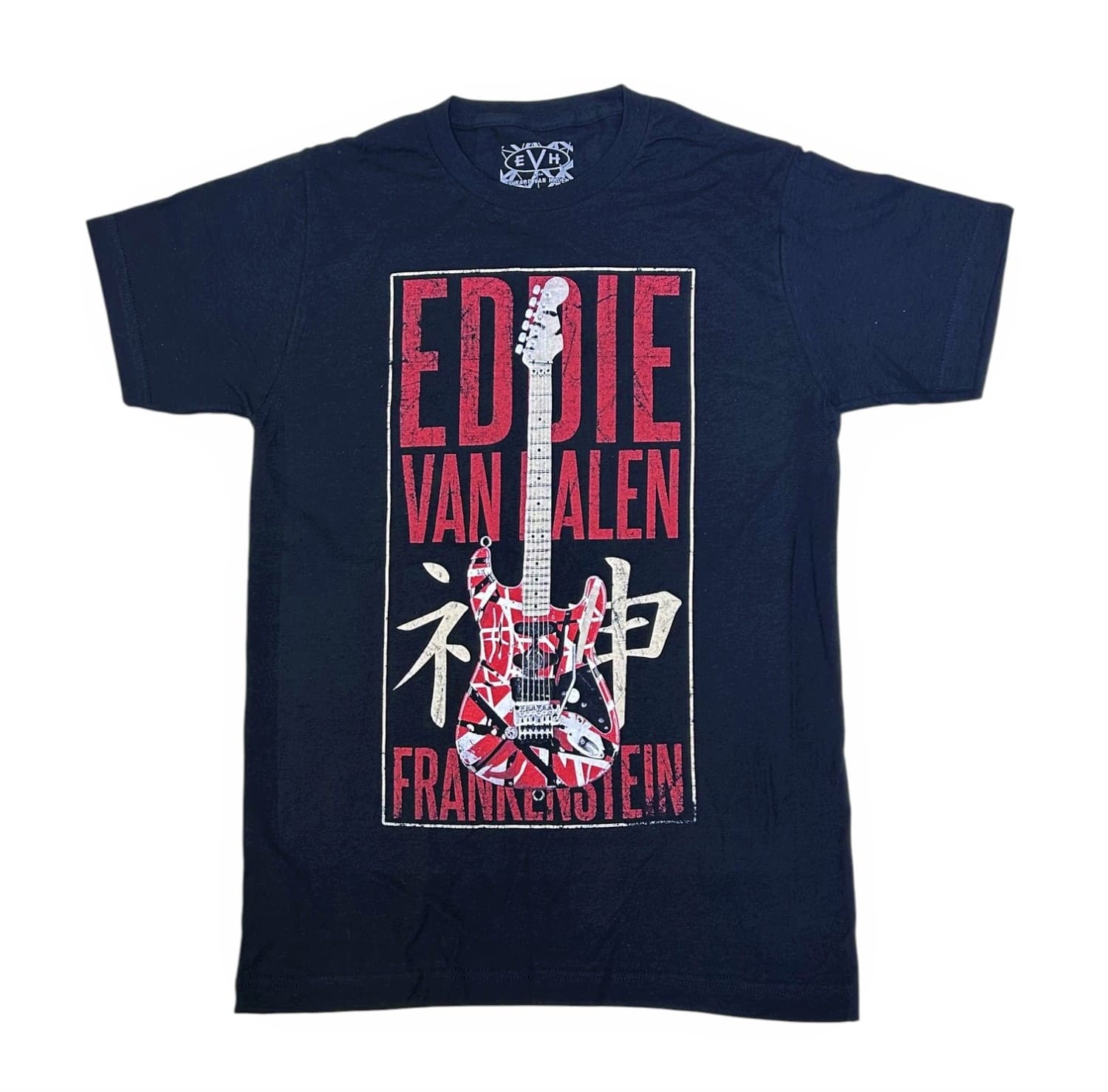 日本先行販売 : オフィシャル EVH Frankenstein 神 Tシャツ！ エディ・ヴァン・ヘイレンは、革新的な演奏テクニックと自作ギターでロックギターのサウンドに革命をもたらしました。 そして、そのギターは彼の音楽と同様に象徴的な存...