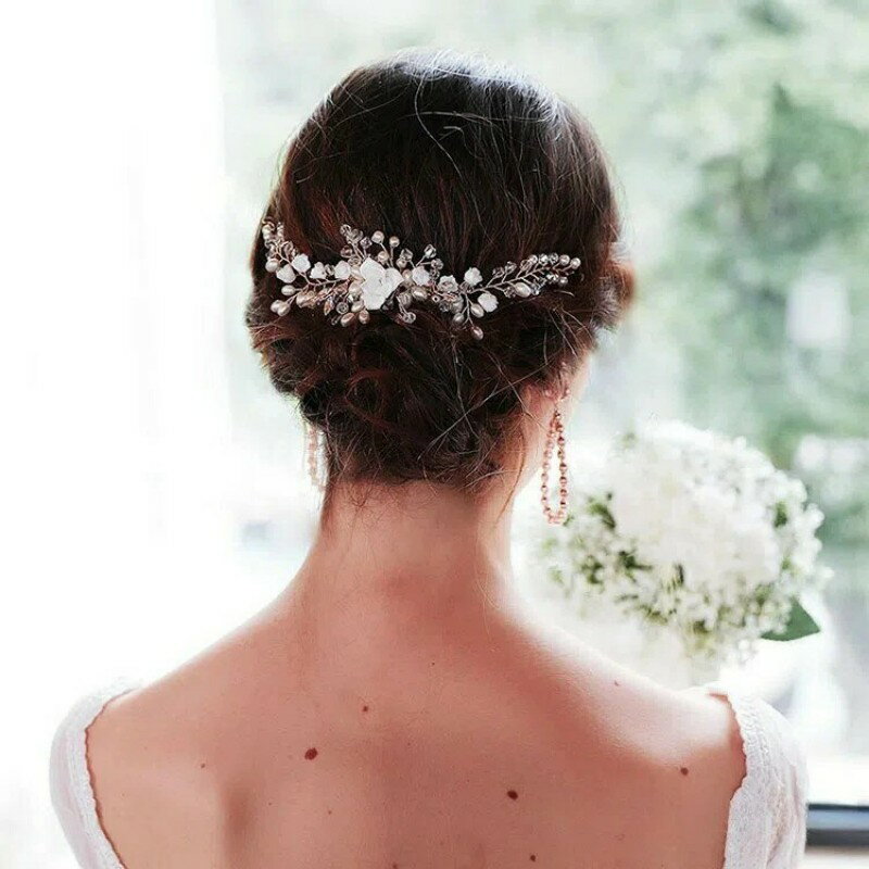 ドレス仕様 小枝モチーフの繊細なヘッドドレス。 洗練された雰囲気のゴールドのリーフモチーフに細やかなビジューとパールビーズを合わせたどんなドレスにも合わせられる優秀デザイン。 職人のハンドメイドで丁寧に仕上げたワイヤーヘッドドレスで、 挙式...