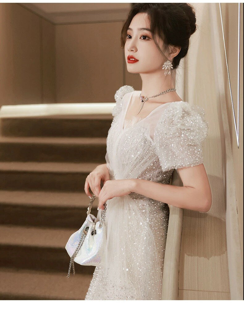 この新作ドレスは、スパンコールが施されたパフスリーブとVネックのデザインが特徴です。シースルー素材がエレガントさを引き立て、フォーマルな場面に最適です。結婚式や披露宴、演奏会などの特別なイベントで、洗練されたフェミニンな印象を与えます。大人...