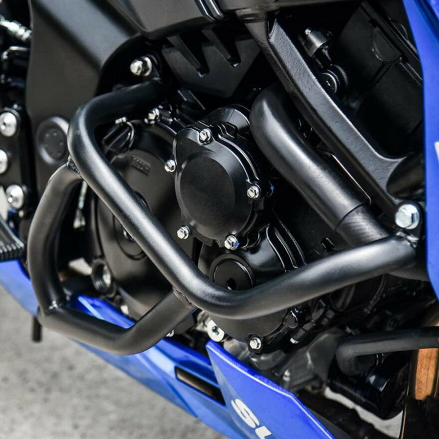 * 2 mm強いアルミニウム。 *統合されたスワージは高い安定性をもたらします。 *安全で簡単に取り付けられた拘束システム。 *エンジン、ボディ、脚の最大保護。