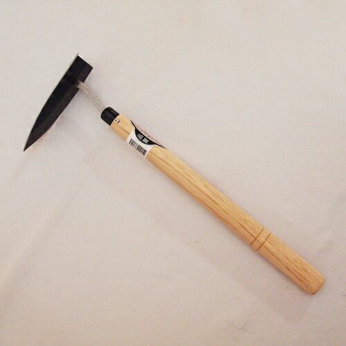 草削り・種まきに最適！！■両刃鎌 鋼付 刃渡140mm 片手用★立って、座って、作業に応じて！両刃鎌シリーズ●左右どちらの手でも使えます！●草に応じていろんな角度に使い分けが出来ます。●種まき用のスジ付！品番品名刃渡全長重量No.9両刃鎌約...