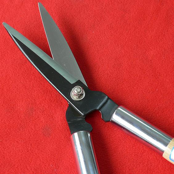 小型で使いやすいハンディタイプ 小型刈込鋏 ドウカン ミニロン刈込鋏 No.0105 ■生木最大切断10mm可能。 ■ハマグリ研ぎで喰い込みが良く人気の品です！ 全長：530mm　刃長：150mm　重量：650g株式会社ドウカン 創業以来、...