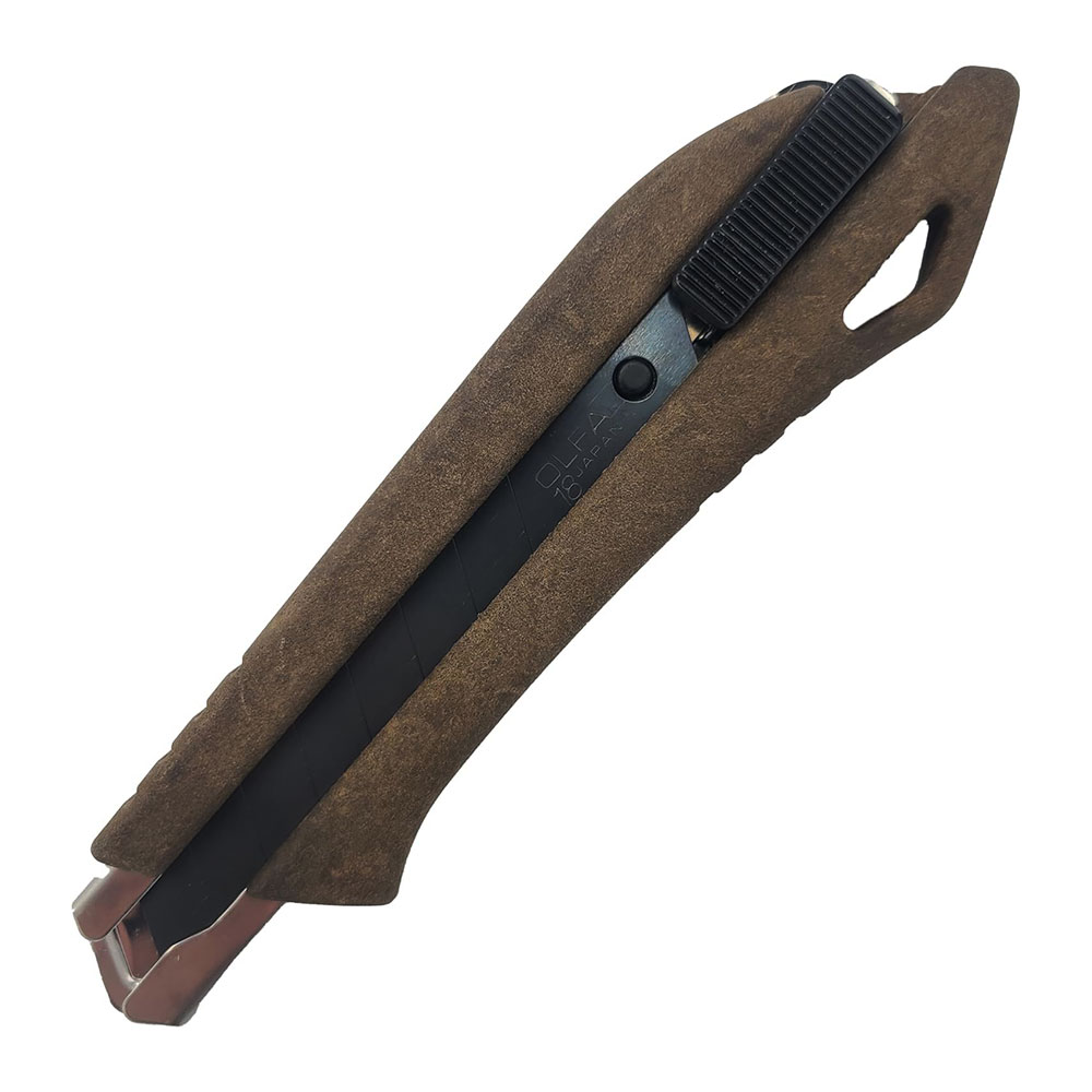 エフォート ベランス ノンスリップカッターナイフ オートロック式 チョコレート VR-AL01 手汗や油で滑りにくいノンスリップカッターナイフ！ 樹脂に木粉を混合した複合材料「木樹脂」 木の風合いを感じながらも優れた強度を兼ね備えます！ 仕...