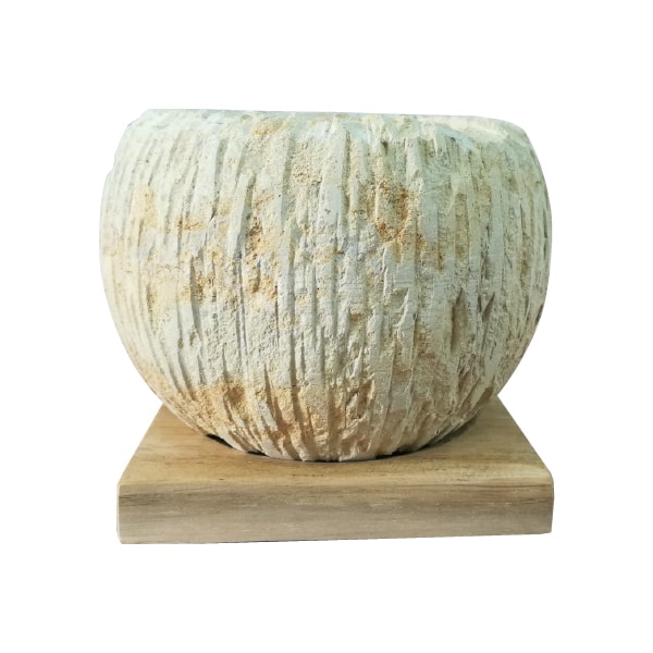 商品仕様 商品型番 ST2803-135 号数 4.5号 / 13.5cm 鉢底穴 有り 受け皿 有り 材質 天然石（石灰岩）、木製プレート 重さ 1500g カラーラインナップ ナチュラル 商品の詳しい説明はこちら商品のポイント 天然石の...