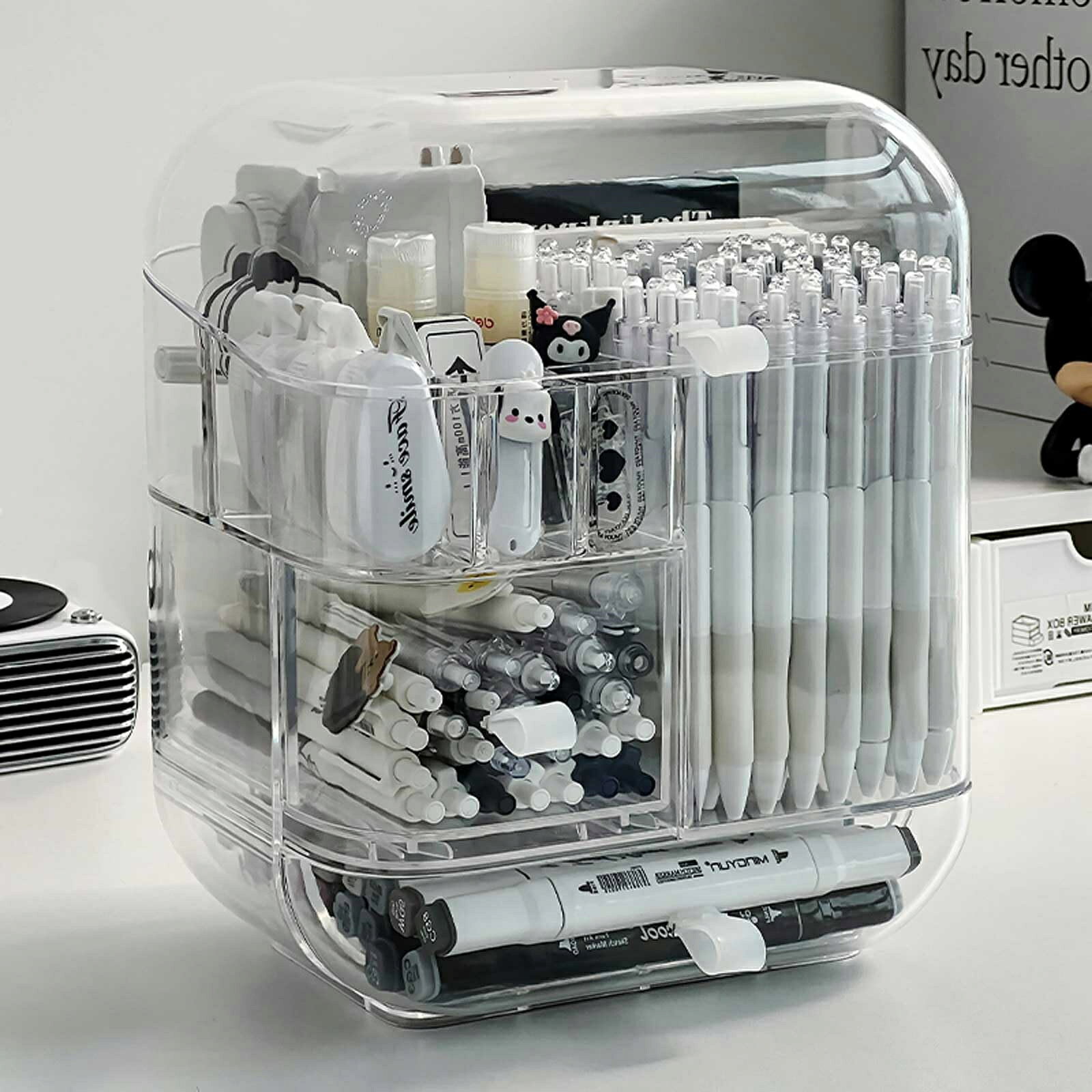 商品情報 【商品名】多機能デスクトップペンオーガナイザー 【商品番号】dr45 【商品説明】 【丈夫で耐久性のあるアクリル製収納ボックス】丈夫で長持ちする透明なアクリル製で、製品を光から守り、湾曲したトップカバーが事務用品を水や汚れから守り...