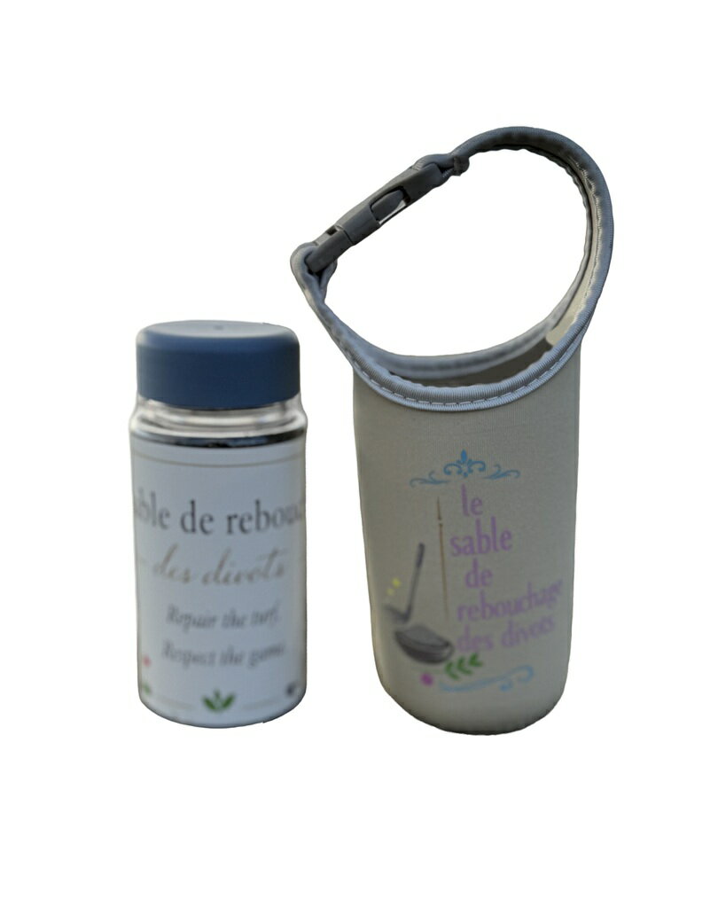 TKTGOLFのブランド【芝育造商店】から目土ボトルが新登場！ゴルフを愛する女性のために持ち歩きたくなる「目土ボトル」を作りました一見おしゃれなドリンクボトル？と思っちゃうようなフレンチシックなデザインの目土ボトルです優雅なフランス語のロゴ...