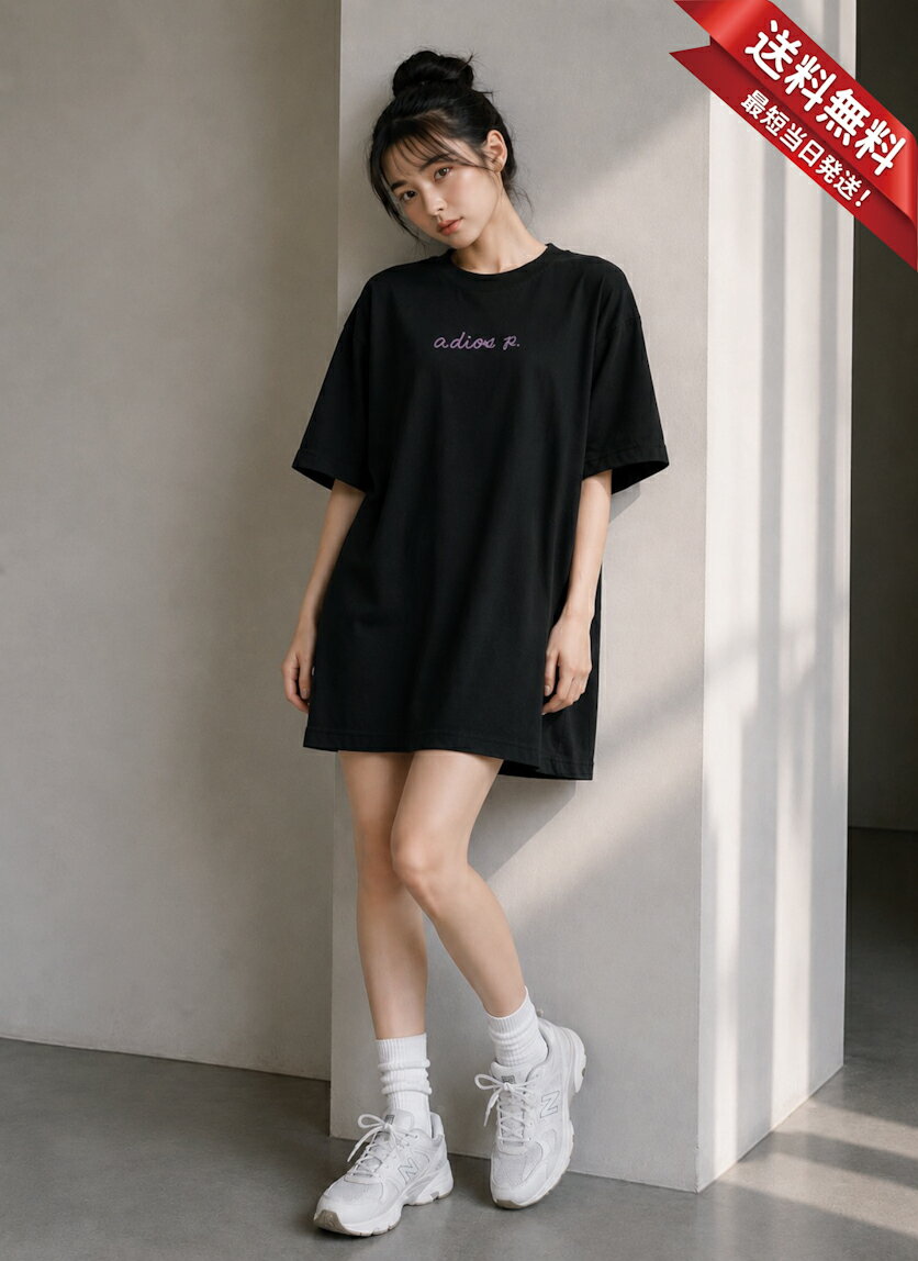adios p.（アディオスペー）のブランドカラーはピンクあの夫婦のピンクですオーバーサイズなのでTシャツワンピとして着用するのがオススメです5.6オンス厚手生地のオーバーサイズT-shirtイタリアSISER社製特殊熱転写ラバーシートを採...