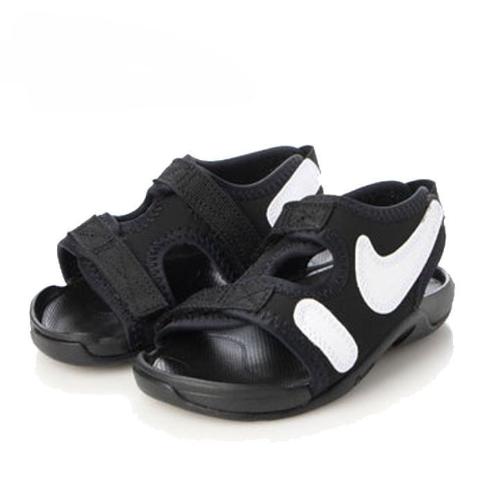 暑い季節に抜群に快適な履き心地を提供する、『ナイキ サンレイ アジャスト 6』 プールでの水泳教室やビーチを満喫する日など 外遊びで簡単に着脱できるスリップオンが 必要なときにも活躍する、水陸両用のこども用スポーツサンダル。 遊んでいるとき...