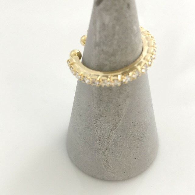 服も選ばず幅広いシーンで使えるラインストーンのイヤーカフ真鍮×クリスタルのイヤーカフ。 口開きサイズは落としにくいサイズになっています。 耳の薄い部分から入れてスッと下げてしっかり留まる位置で着用してください。 職人の美しい手加工技の術が光...