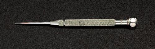 仕様：●全長:100mm(収納時)、125mm(伸長時)●先端材質:スチール●ニッケルメッキ仕上げ●滑り止めナール付●精密なケガキ作業のために設計されており、優れた耐久性と使いやすさを兼ね備えています。●ヘッドは六角形になっているので、作業...