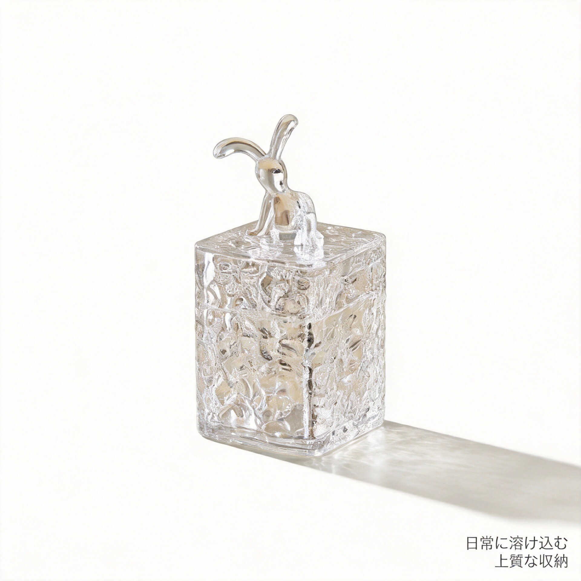 ■ この商品の特徴 ● 高級感のある氷河模様：透明または透灰色のアクリルに刻まれた氷河のような模様が、光を優しく反射し、卓上を彩ります。 ● 衛生的な防塵フタ付き：すっきり閉まるフタで、ほこりやごみから中身を守り、清潔な状態を長く保ちます。...