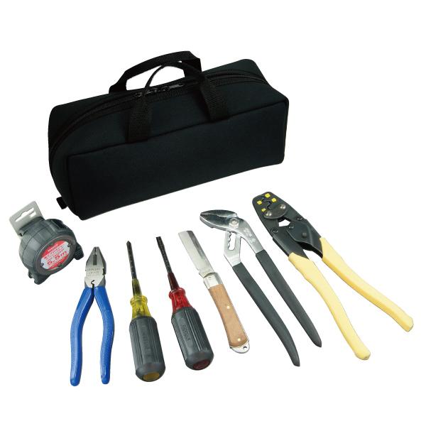 1種・2種 技能試験に必要な工具をワンセット [キットE] ●コンパクトで使いやすいソフトな新型キャリングケース付 ●セット内容 電工プロペンチ JP-175 圧着工具（VAスリーブ用） DC-17A ウォーターポンププライヤー クッション...