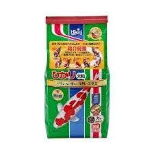 良質原料をバランスよく配合、丈夫で美しい錦鯉に育ちます。粒が崩れにくく水の汚れを抑えます。（大粒）。栄養バランスに優れた錦鯉用高嗜好性栄養フードです。浮上性のため様子を見ながら与える量を調節できます。原材料：小麦粉、大豆ミール、フィッシュミ...