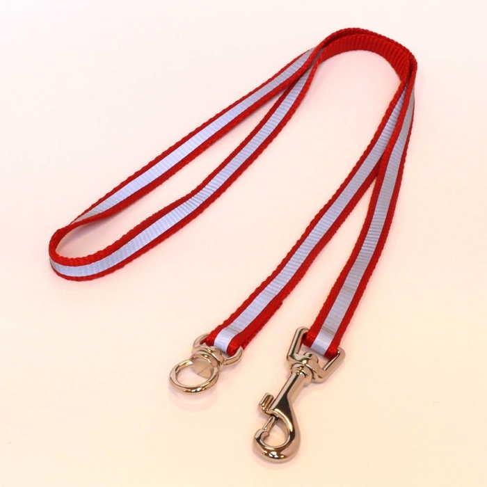 複数頭の散歩用引紐のリード部分で手元商品との組合せ商品です。原材料：ナイロン　鉄。幅×奥行×高さ=10×900×1(mm)。皆で散歩だワン。