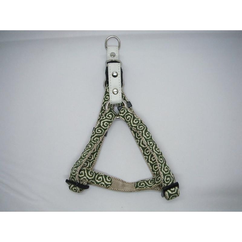 犬用胴輪。原材料：ナイロン。幅×奥行×高さ=140×50×220(mm)。唐草模様の軽便胴輪。