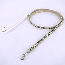 犬用引紐。原材料：ナイロン。幅×奥行×高さ=10×6×700(mm)。唐草模様のテープリード。