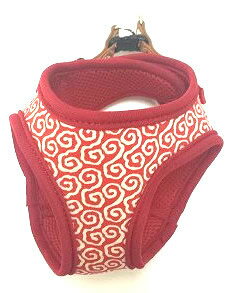 犬用ソフトハーネス。原材料：ナイロン。幅×奥行×高さ=170×100×250(mm)。唐草模様のソフトハーネス。