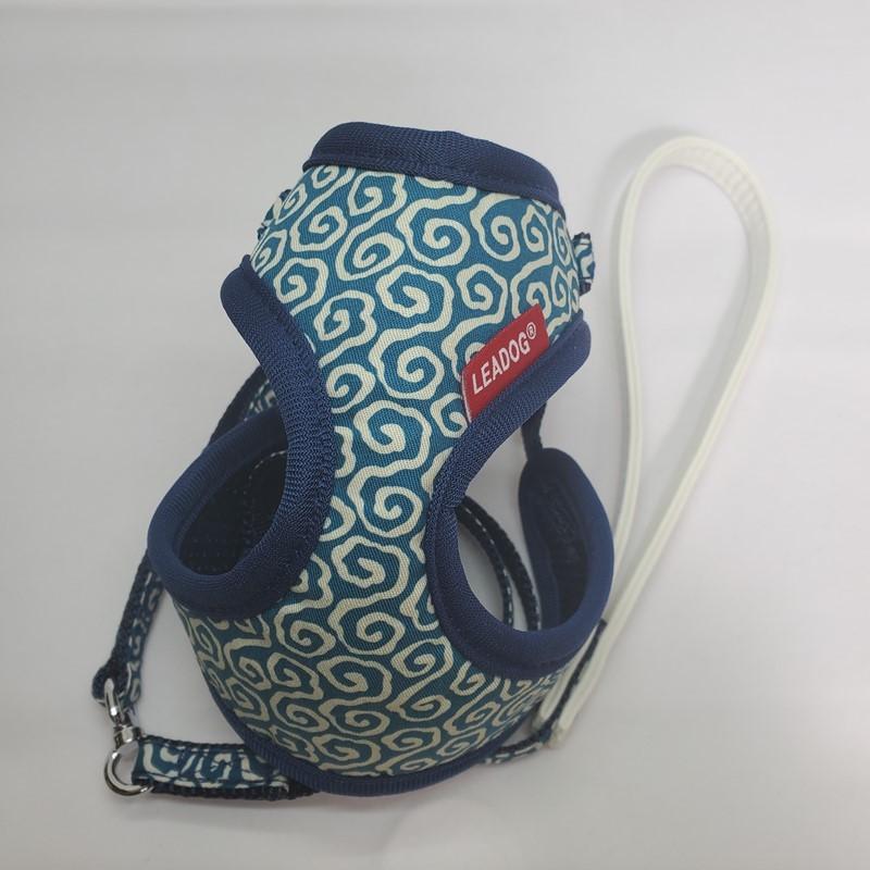 猫用胴輪付きリード。原材料：ナイロン。幅×奥行×高さ=100×30×1200(mm)。唐草模様の猫用ソフト胴輪付きリード。