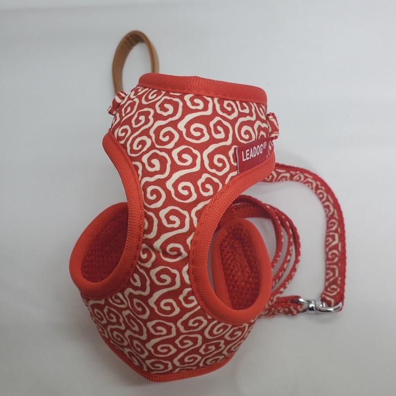 猫用胴輪付きリード。原材料：ナイロン。幅×奥行×高さ=100×30×1200(mm)。唐草模様の猫用ソフト胴輪付きリード。